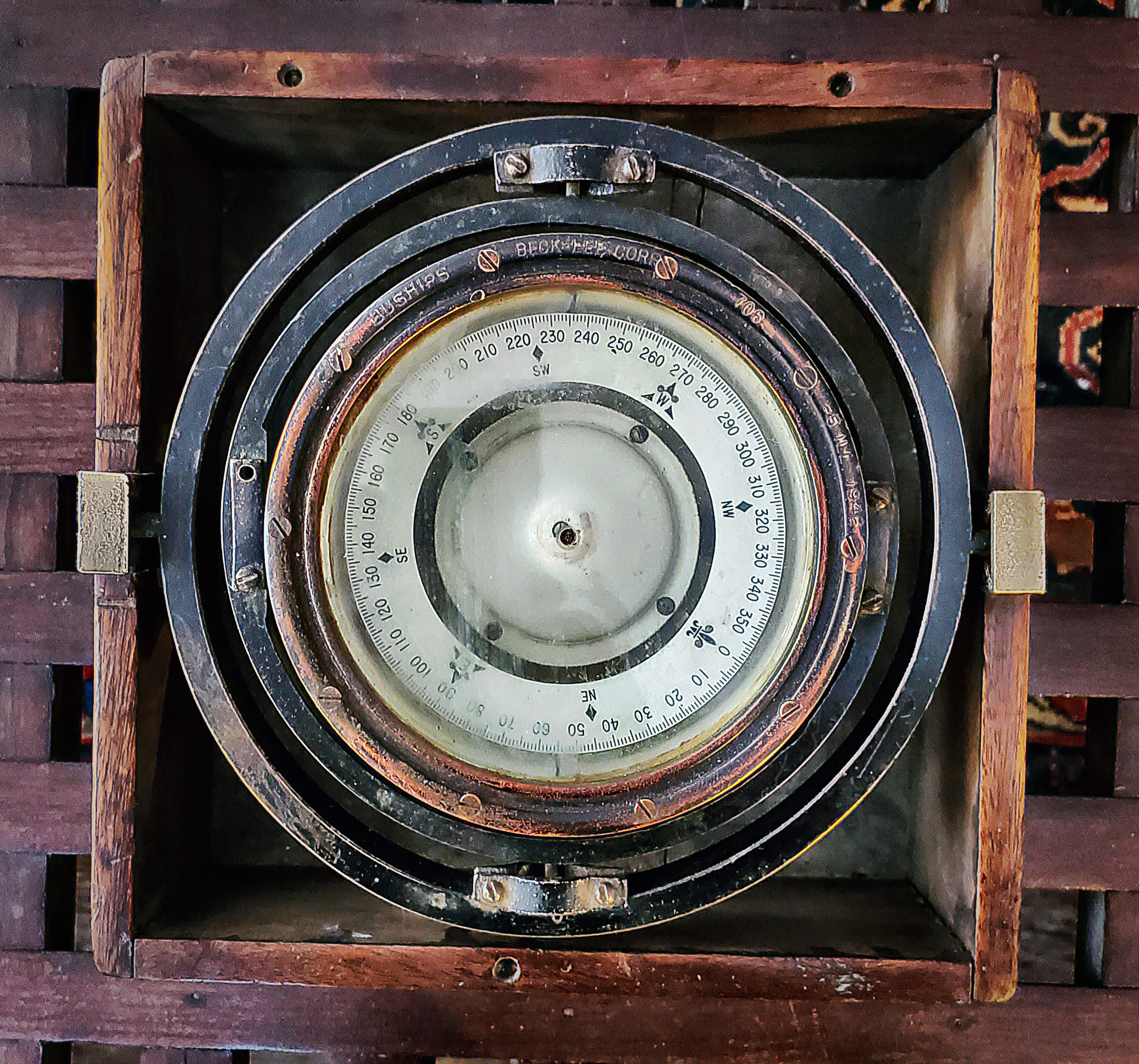 An American U.S. Navy WWII Beck-Lee Corp. Compass in Mahogany Box ...